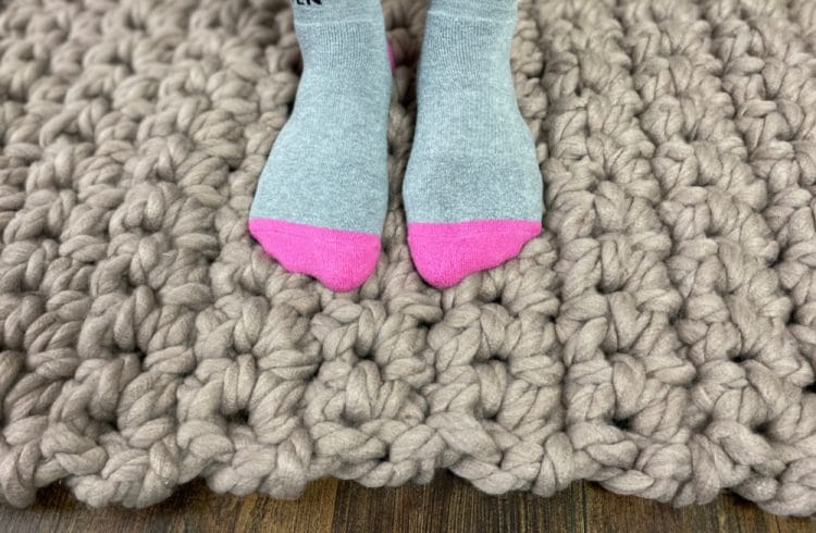 DIY Crochet Rug with Bulky Yarn (super easy free pattern!)