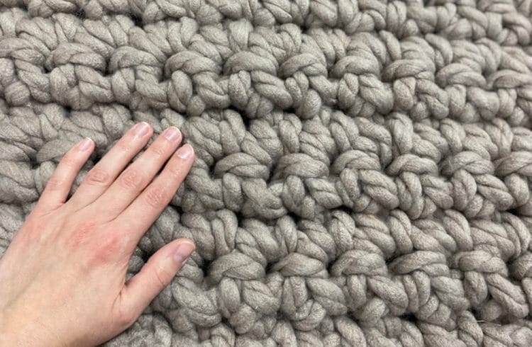 DIY Crochet Rug with Bulky Yarn (super easy free pattern!) DIY Crochet Rug with Bulky Yarn (super easy free pattern!)
