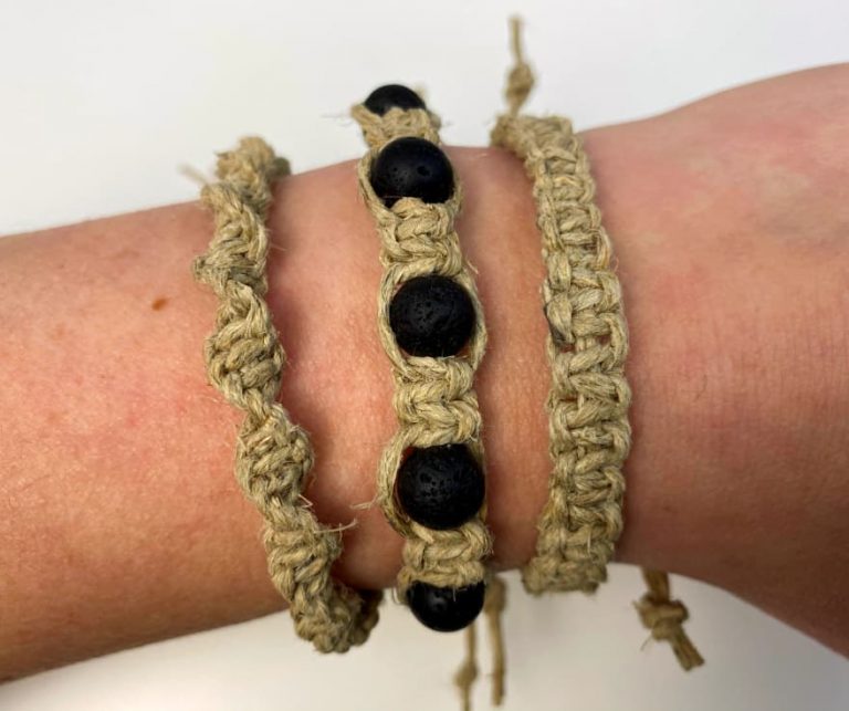 17 Free DIY Macrame Bracelet Patterns to Make! | Marching North