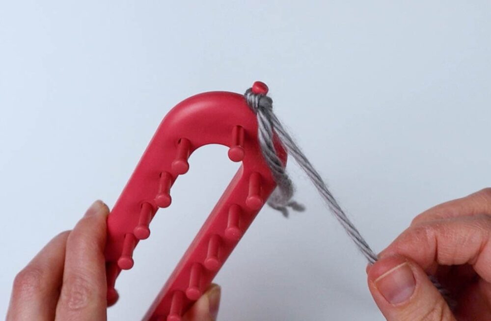 How to Knit a Scarf on a Long Loom (Easy Tutorial for Beginners ...