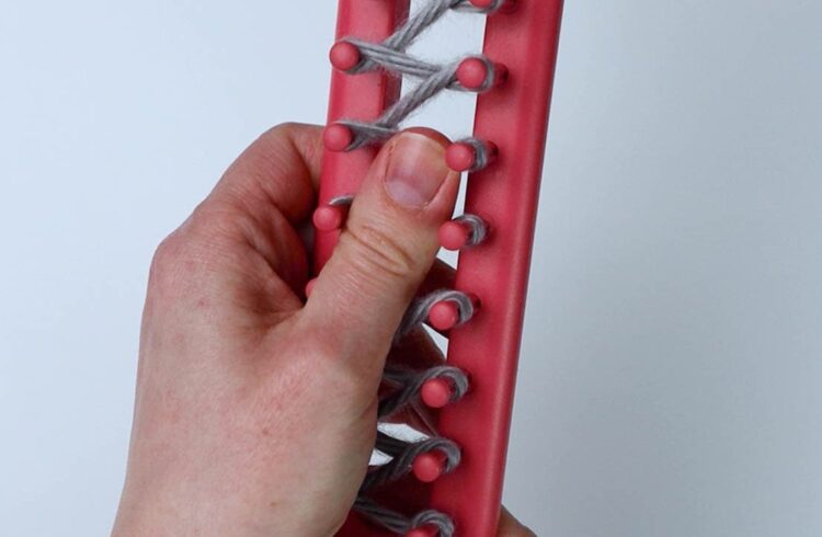 How to Knit a Scarf on a Long Loom (Easy Tutorial for Beginners ...