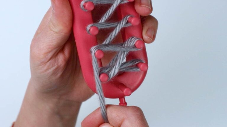 How to Knit a Scarf on a Long Loom (Easy Tutorial for Beginners ...