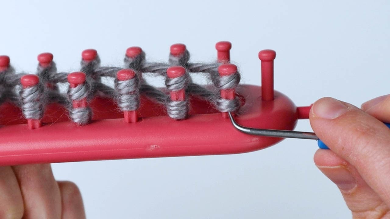 How to Knit a Scarf on a Long Loom (Easy Tutorial for Beginners ...