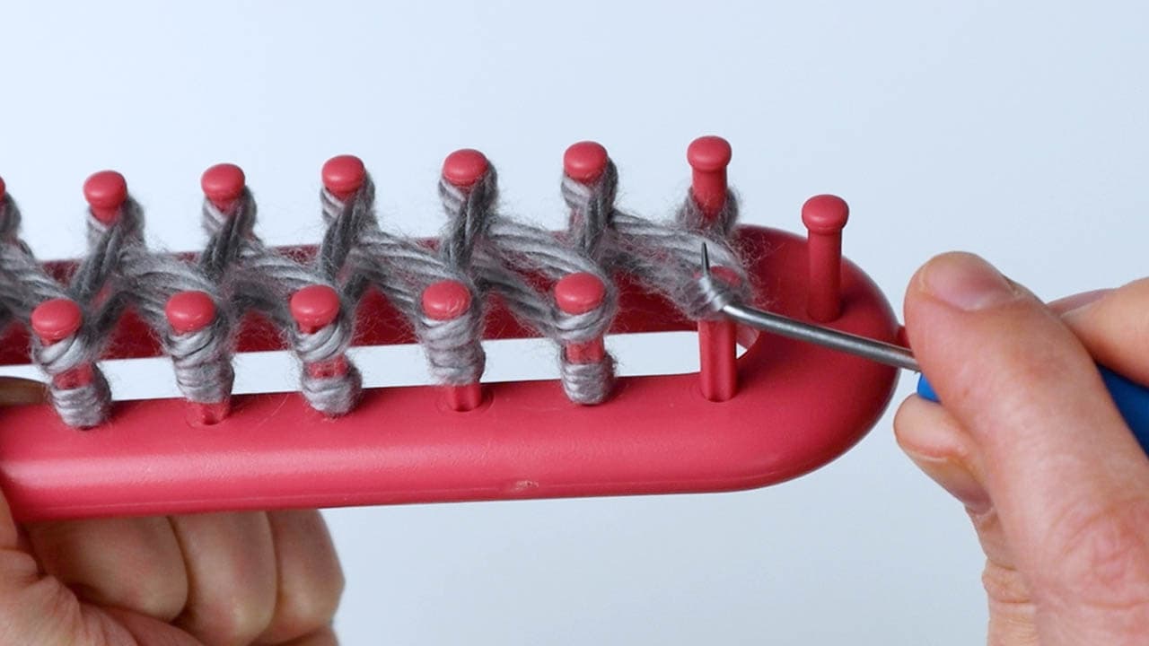 How to Knit a Scarf on a Long Loom (Easy Tutorial for Beginners ...