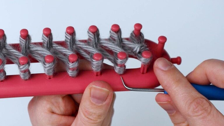 How to Knit a Scarf on a Long Loom (Easy Tutorial for Beginners ...