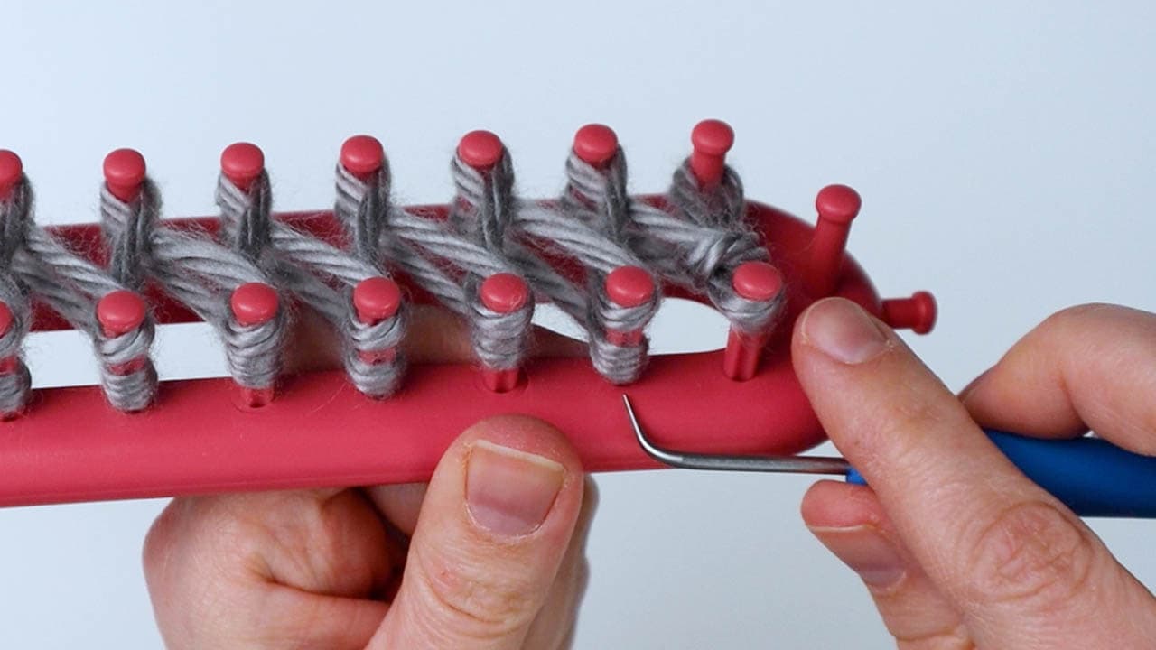 How to Knit a Scarf on a Long Loom (Easy Tutorial for Beginners ...