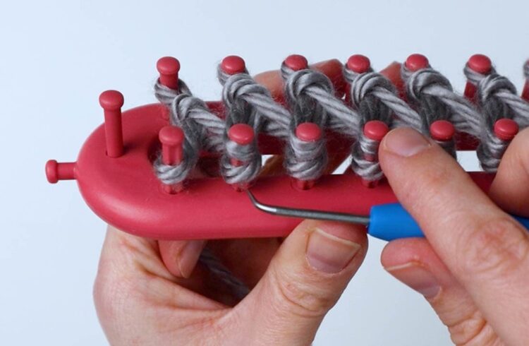 How to Knit a Scarf on a Long Loom (Easy Tutorial for Beginners ...