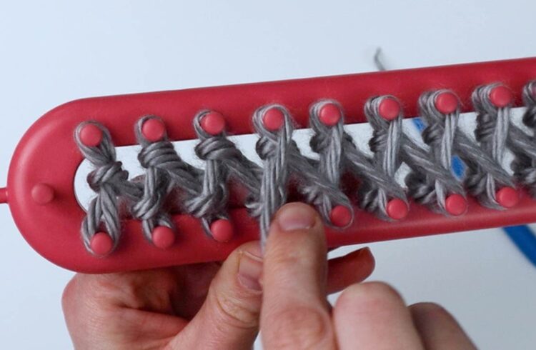 How to Knit a Scarf on a Long Loom (Easy Tutorial for Beginners ...