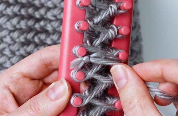 How to Knit a Scarf on a Long Loom (Easy Tutorial for Beginners ...