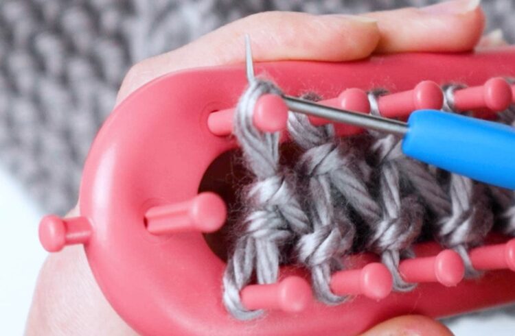 How to Knit a Scarf on a Long Loom (Easy Tutorial for Beginners ...