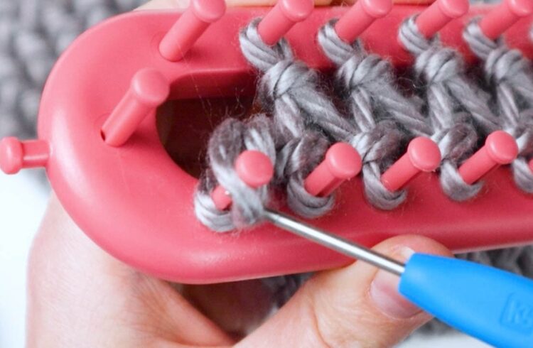 How to Knit a Scarf on a Long Loom (Easy Tutorial for Beginners ...