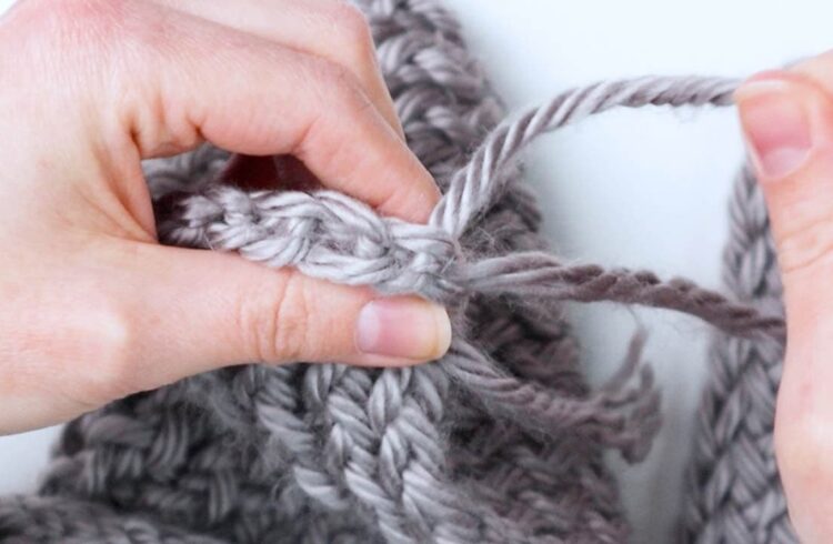 How to Knit a Scarf on a Long Loom (Easy Tutorial for Beginners ...