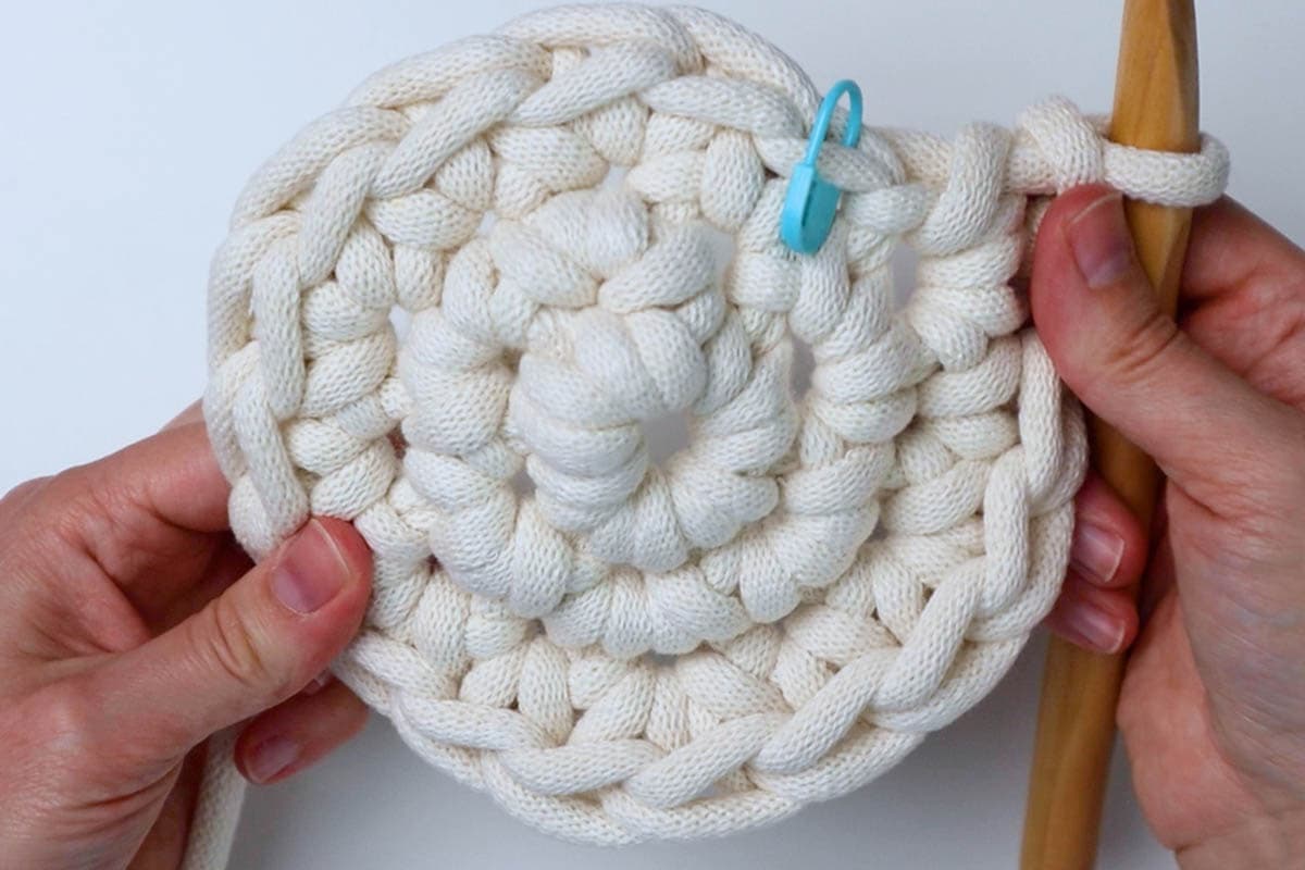 Easy Round Crochet Rug Pattern (Free!) and Video | Marching North