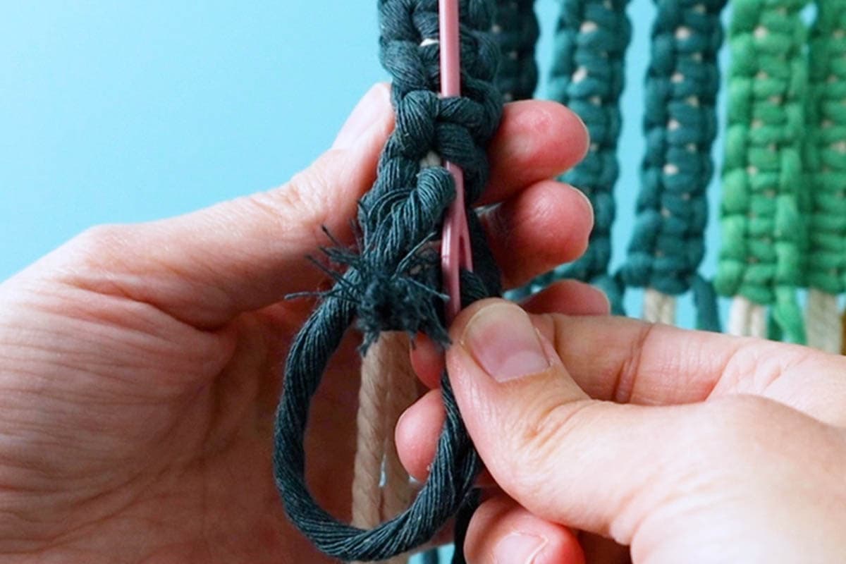 Easy & Colorful Macrame Wall Hanging (Free Pattern and Tutorial ...