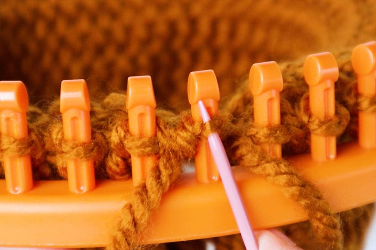 Free Loom Knit Headband Pattern (Crossed Ear Warmer!) | Marching North