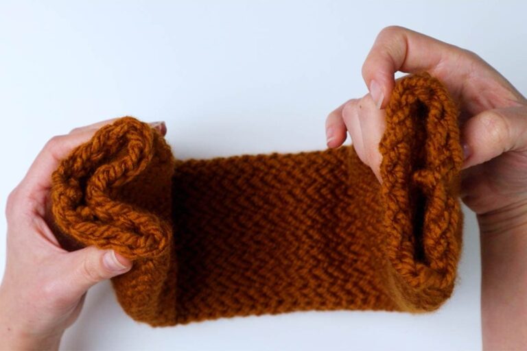 Free Loom Knit Headband Pattern (Crossed Ear Warmer!) | Marching North