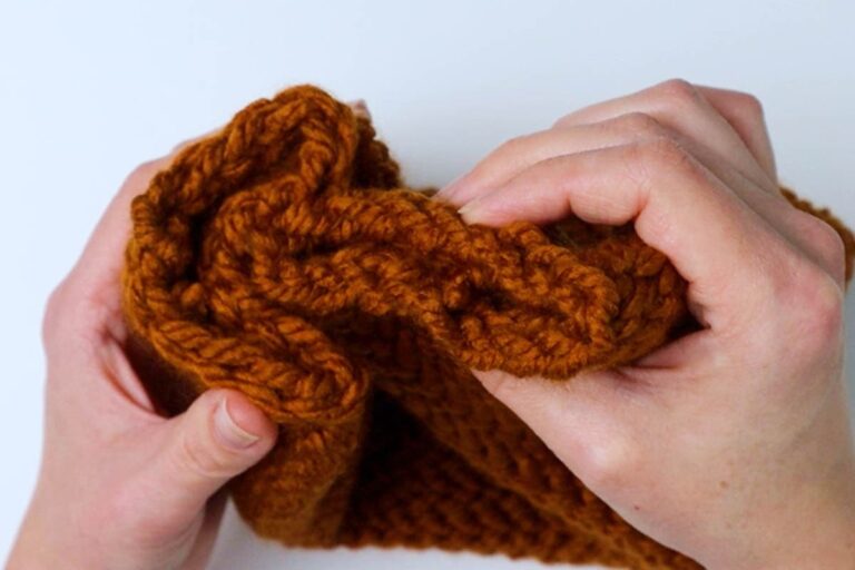 Free Loom Knit Headband Pattern (Crossed Ear Warmer!) | Marching North