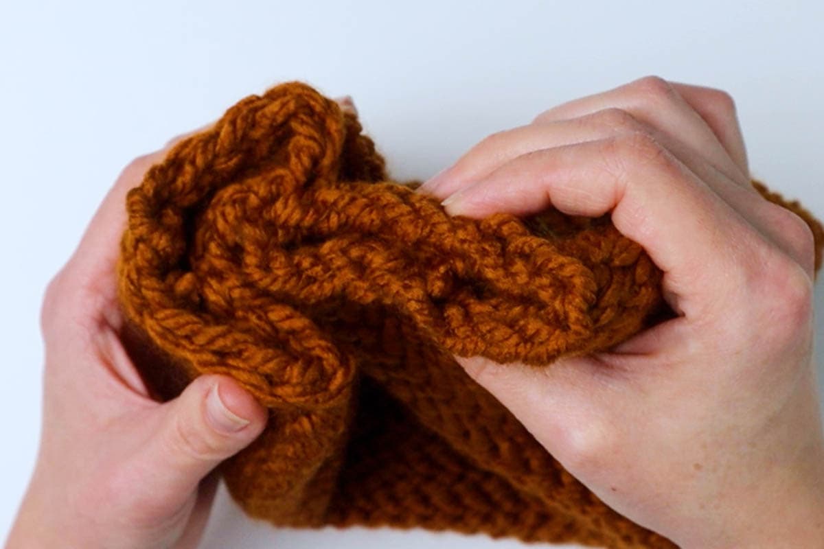 Free Loom Knit Headband Pattern (Crossed Ear Warmer!) | Marching North