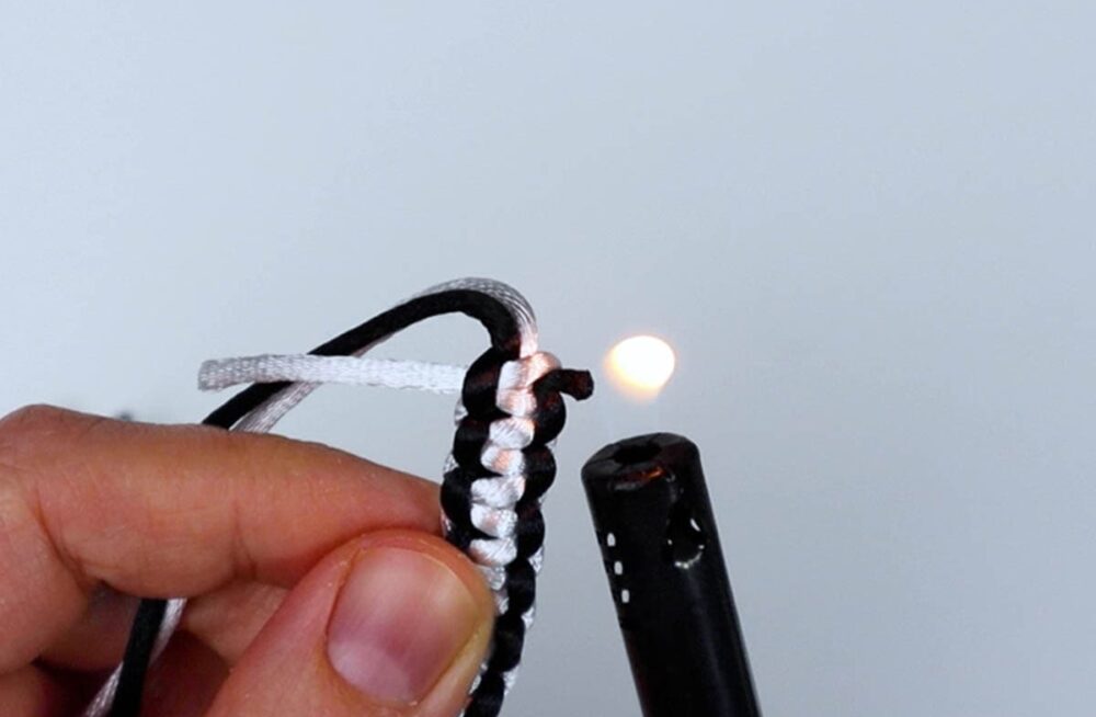 How to Make a 2 Color Macrame Square Knot Bracelet (Reversible ...