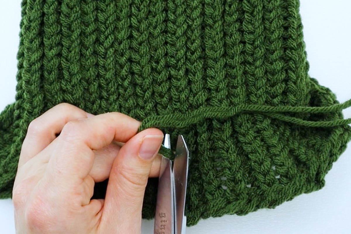 Easy Ribbed Loom Knit Beanie (Tutorial for Beginners!) | Marching North