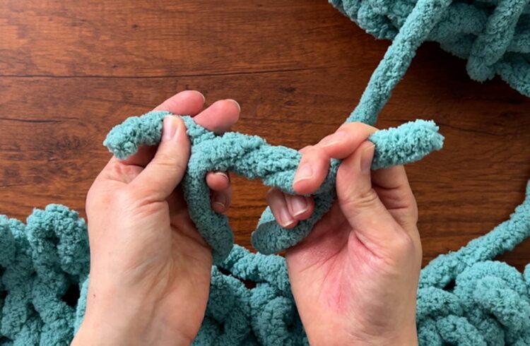 How to Finger Knit a Chunky Blanket Fast! (for Beginners) | Marching North