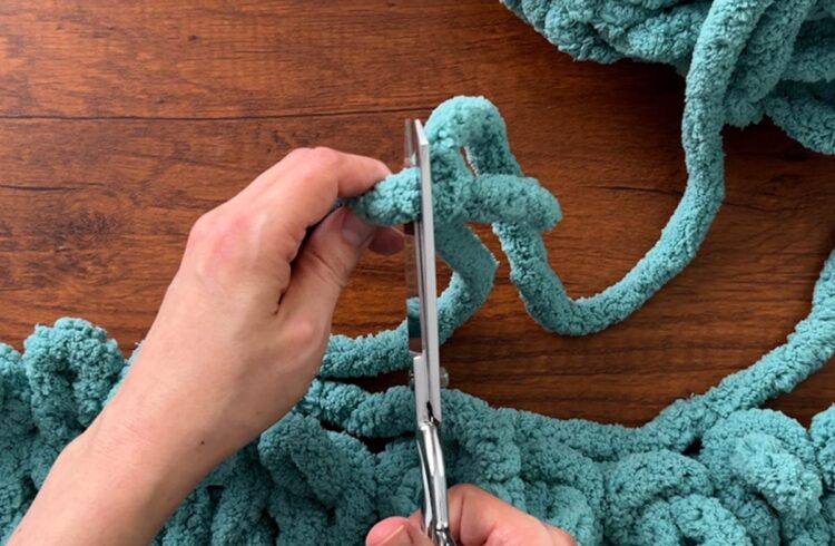How to Finger Knit a Chunky Blanket Fast! (for Beginners) | Marching North