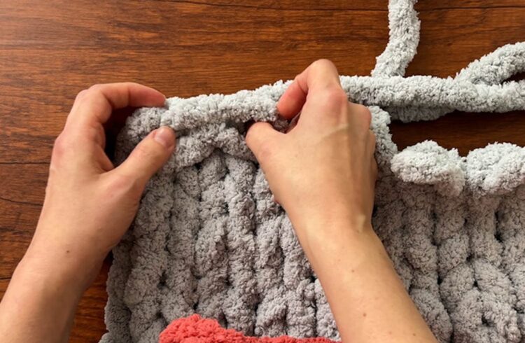 How to Finger Knit a Chunky Blanket Fast! (for Beginners) | Marching North