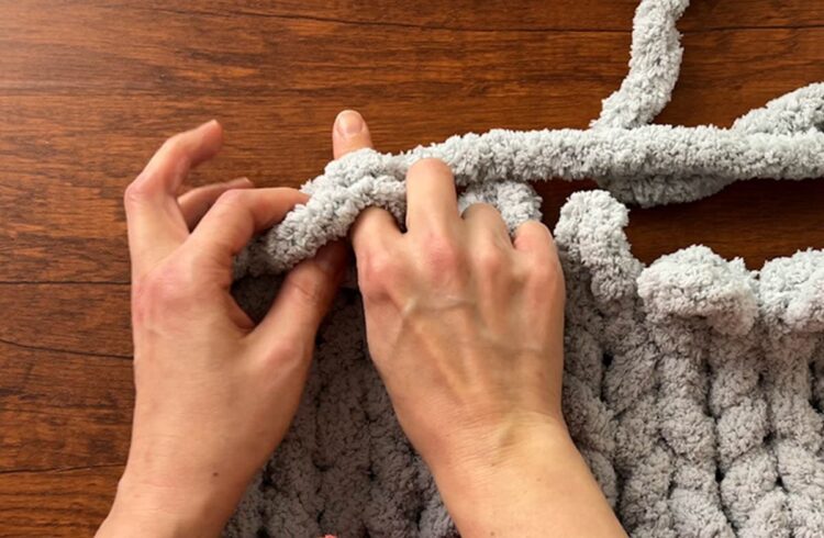 How to Finger Knit a Chunky Blanket Fast! (for Beginners) | Marching North