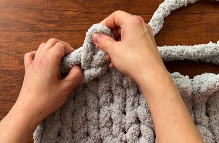 How to Finger Knit a Chunky Blanket Fast! (for Beginners) | Marching North