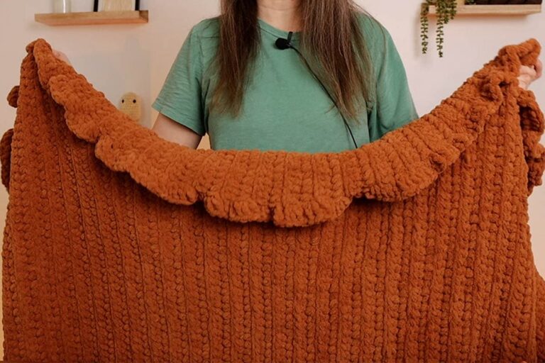 Free Chunky Crochet Blanket Pattern (with Ruffle Border!) | Marching North