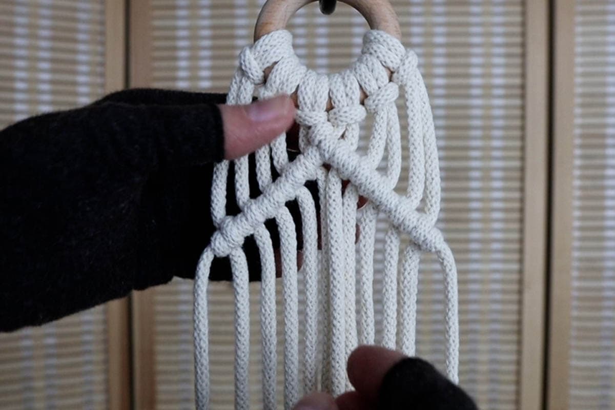 Woven Diamonds Macrame Wall Plant Hanger - Free Pattern & Video ...