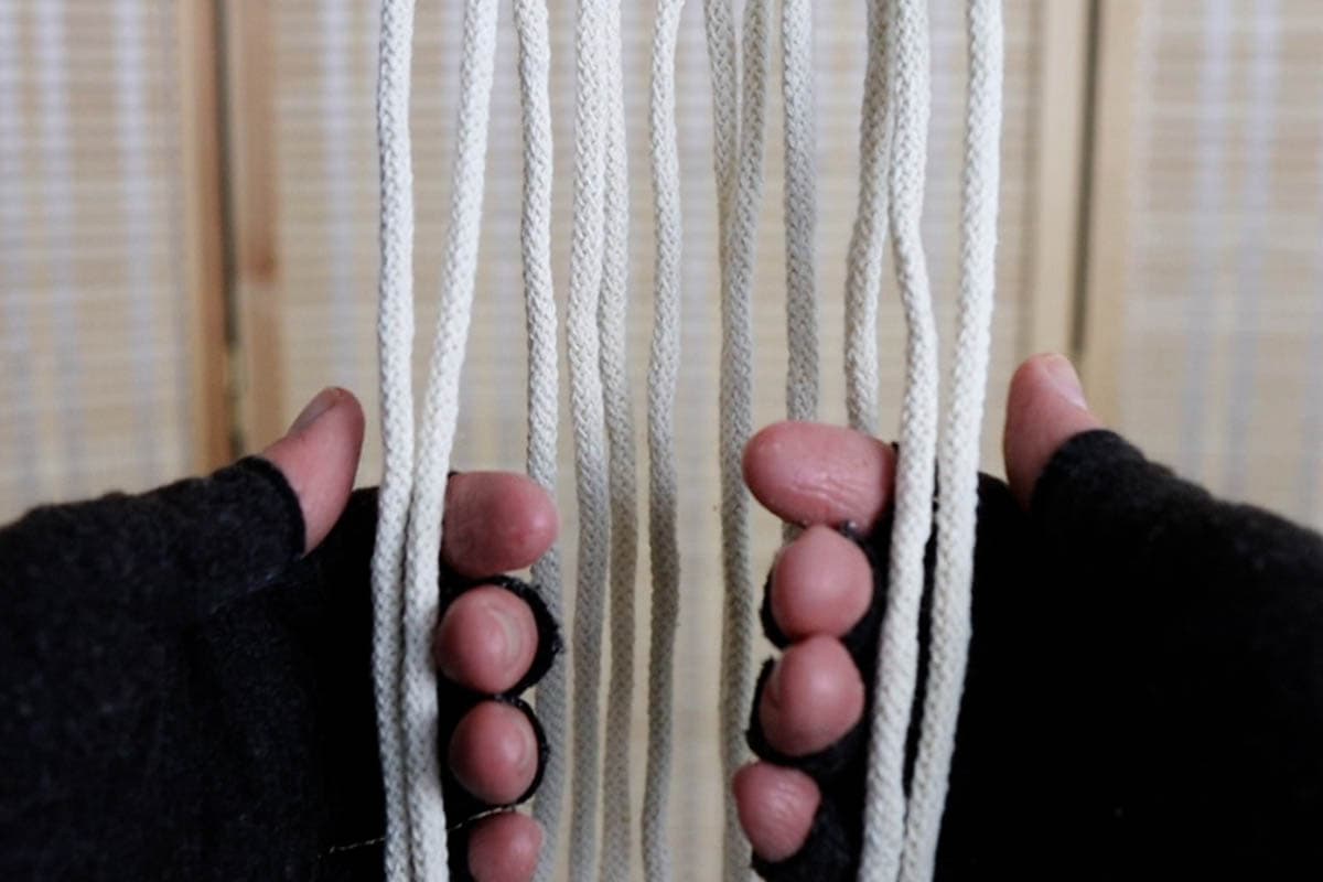 Woven Diamonds Macrame Wall Plant Hanger - Free Pattern & Video ...