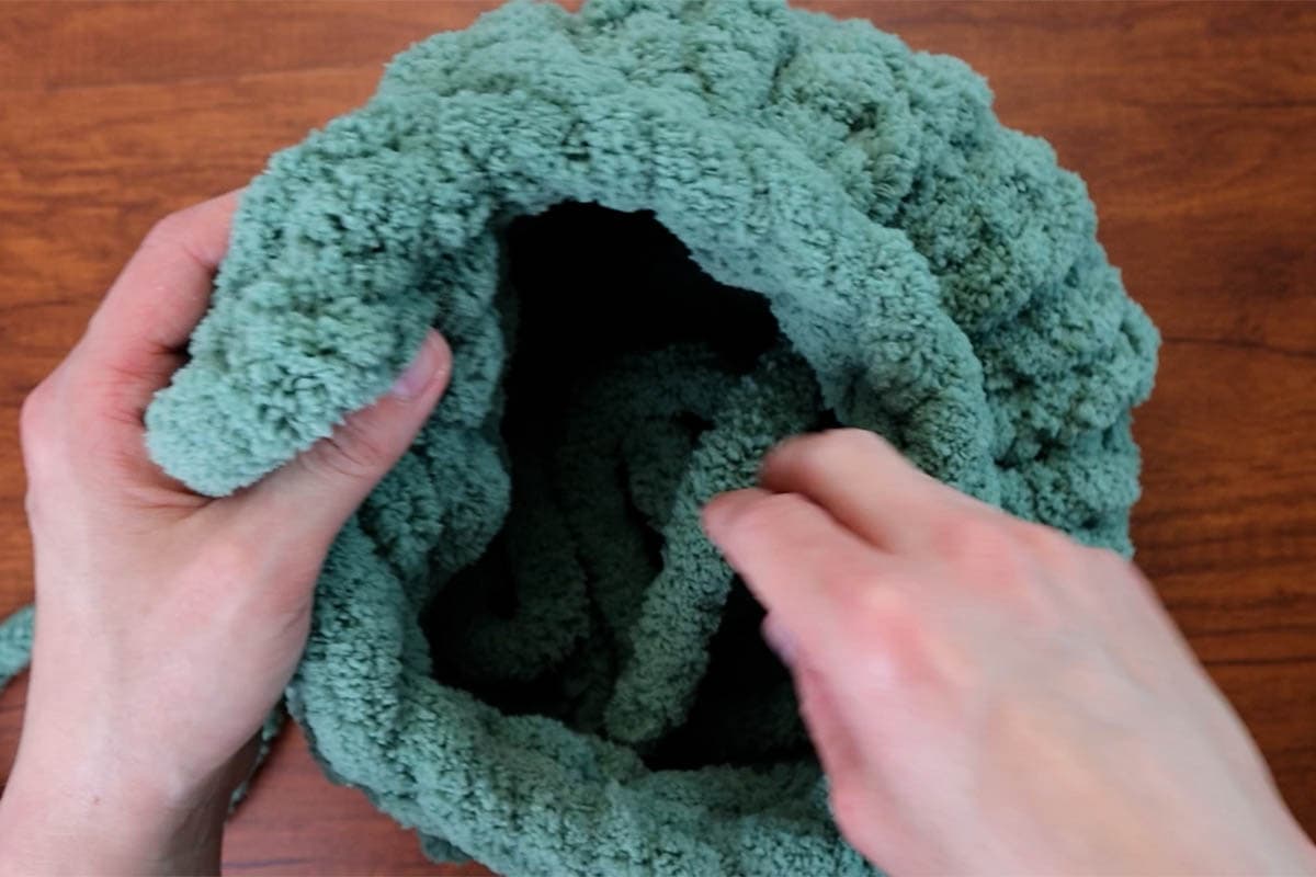 How to Finger Knit a Chunky Round Pillow (Fast and Easy DIY ...