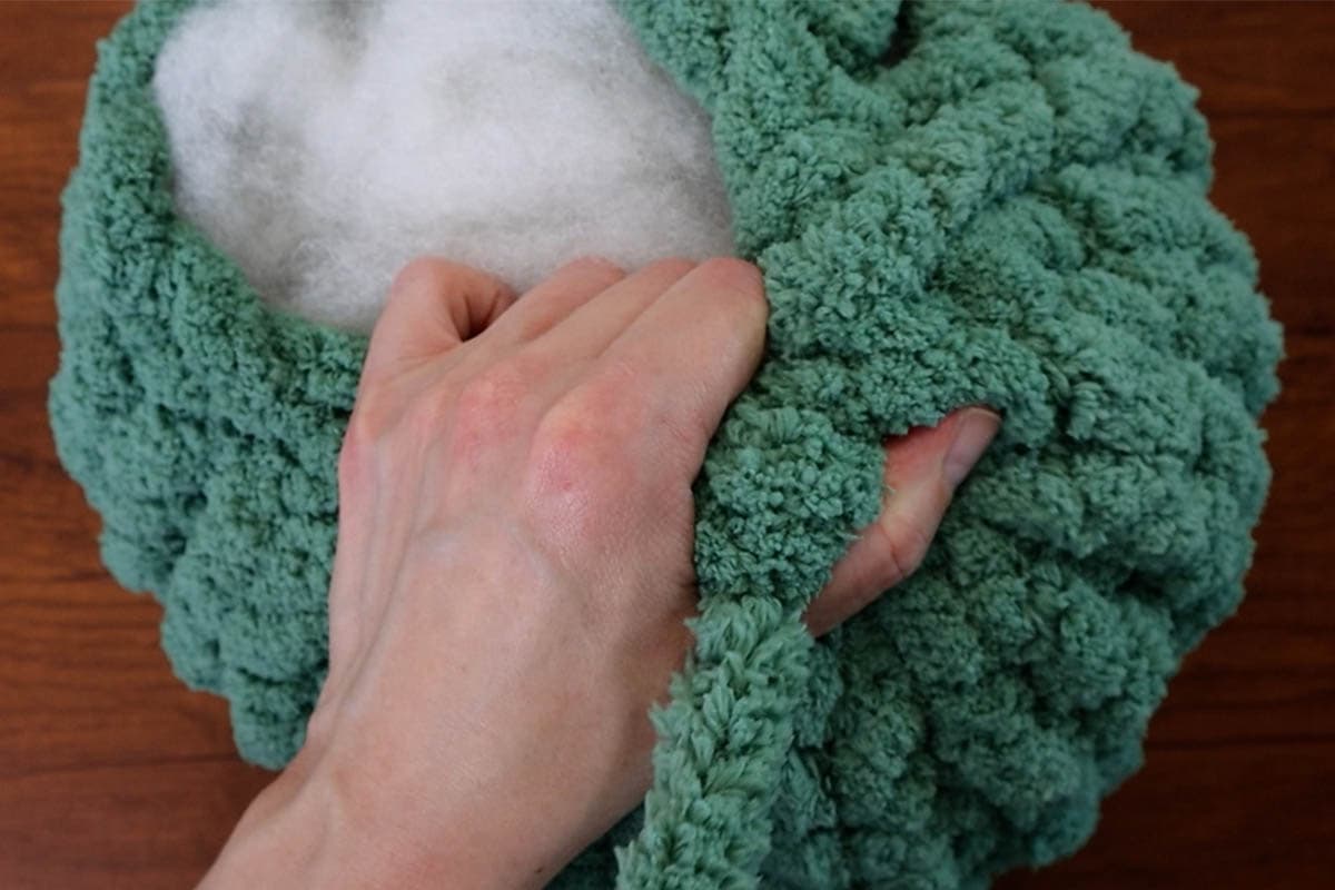 How to Finger Knit a Chunky Round Pillow (Fast and Easy DIY ...