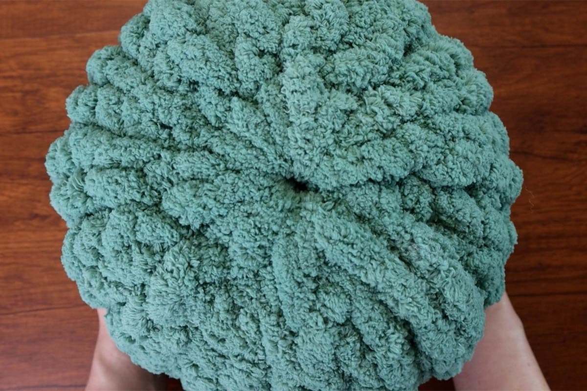 How to Finger Knit a Chunky Round Pillow (Fast and Easy DIY ...