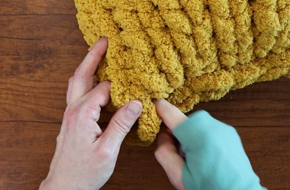 How to Hand Knit a Cozy Square Pillow (Free Pattern & Video ...